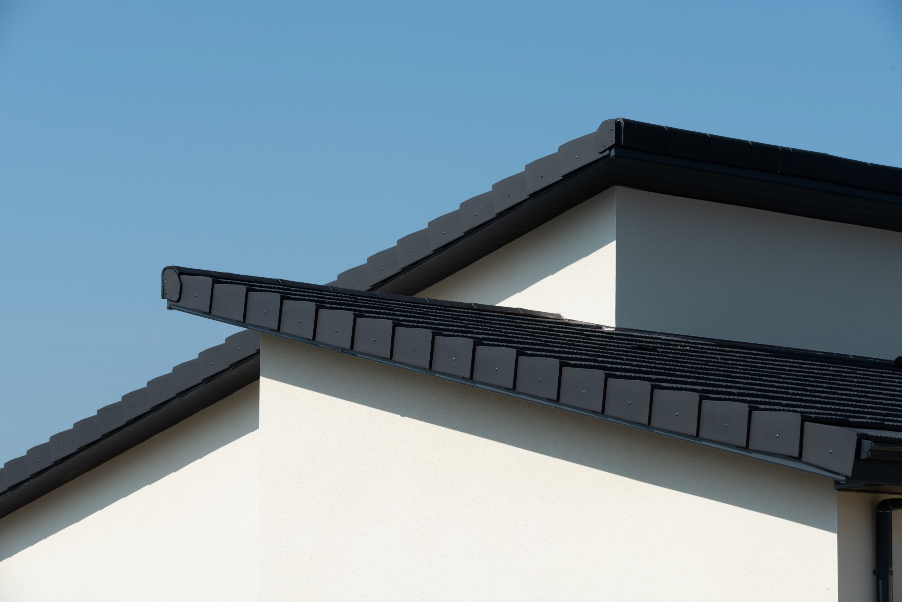 La tuile Ultima TFP ardoisé, pour une toiture moderne en faible pente